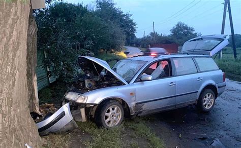 На Київщині автомобіль врізався в дерево постраждала неповнолітня Вечірній Київ