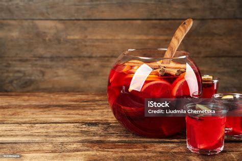 나무 테이블에 맛있는 향기로운 펀치 음료의 안경과 그릇 텍스트를 위한 공간 0명에 대한 스톡 사진 및 기타 이미지 0명 가을 감귤류 과일 Istock