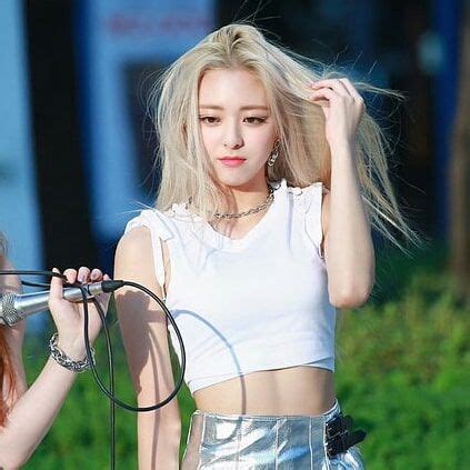 ในภาพอาจจะม หนงคนขนไป