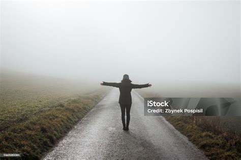 안개 속에서 빈 길에 서서 팔을 뻗은 여자 팔을 펼친에 대한 스톡 사진 및 기타 이미지 팔을 펼친 한 명의 여자만 후면