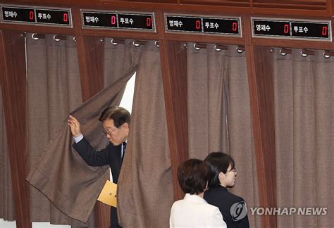 상임위원장 투표하는 이재명 대표 연합뉴스