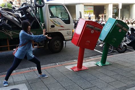 かしげた姿が可愛らしい郵便ポスト！歪腰郵筒に会いに行こう 台北市×観光スポット｜もっと台湾