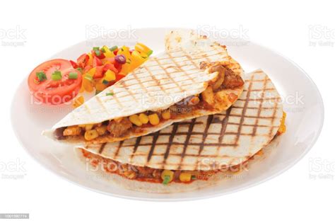 옥수수는 옥수수와 콩 구운 고기와 함께 인형 부분 접시에 제공 됩니다 토마토 달콤한 고추 샐러드와 함께 장식 되어 있습니다 흰색