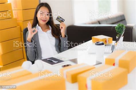 초상화 아름 다운 젊은 아시아 여자 작업 집에서 신용 카드와 골판지 상자 준비 에 대 한 배송 의 쇼핑 기업가에 대한 스톡 사진