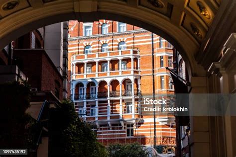 웨스트 민스터 거리의 이웃 지구 그리고 오렌지 색상으로 화창한 날에 오래 된 아파트 벽돌 빅토리아 건축 아치 프레임 0명에 대한 스톡 사진 및 기타 이미지 Istock