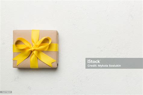 테이블 배경에 컬러 리본으로 공예 용지에 싸여 휴일 선물 상자 상단 보기 플랫 레이 복사 공간 하이 앵글에 대한 스톡 사진 및