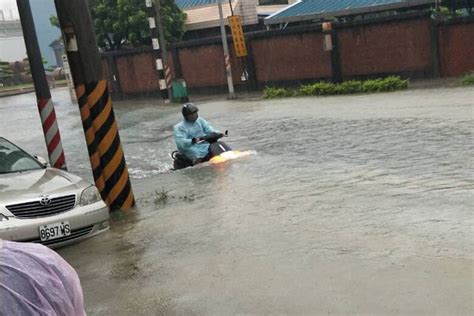 影／gogoro闖高雄淹水區！大燈滅頂照騎網友看傻「水陸兩用？」 Ettoday車雲 Ettoday新聞雲