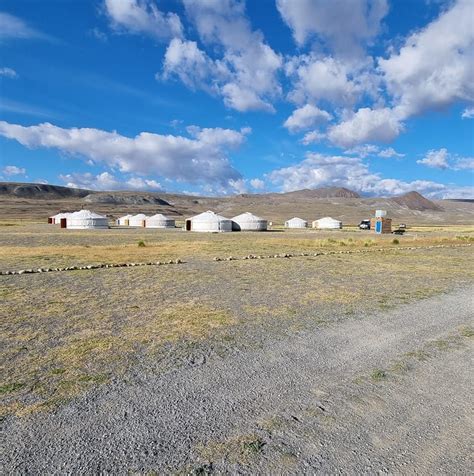 Алтай Таван Богд уулнаас 40 км зайд Шивээт хайрханы Дэлхийн өв соёлын хосгүй бүтээлээр ЮНЕСКО д