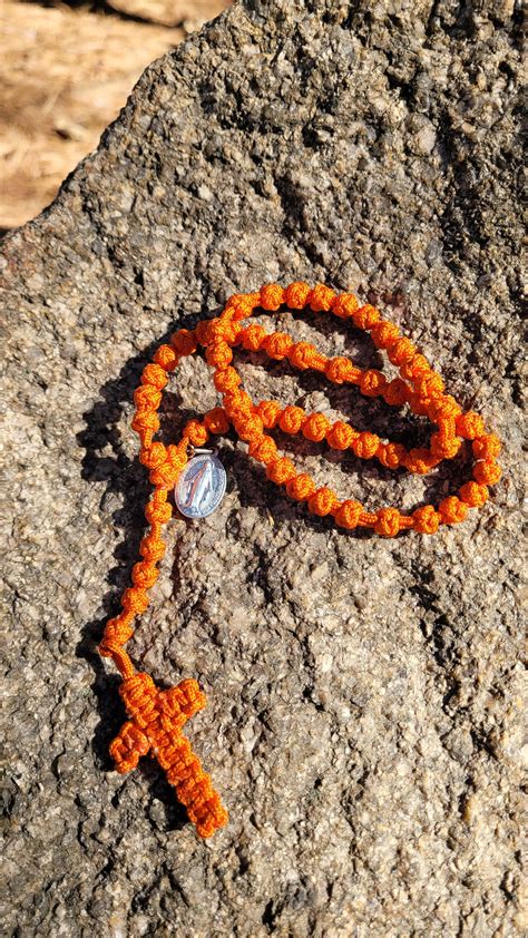 일부 1 묵주기도를 열심히 바치는 이에게는 나의 특별한 보호와 크나큰 은총을 약속한다🙏 2 묵주기도는 지옥을 능히 쳐 이길 수 있는 가장 힘찬 무기이므로 악을 쳐
