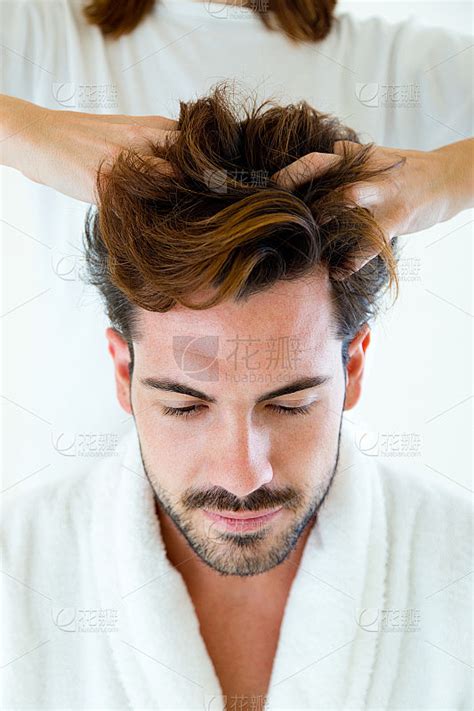 按摩师在水疗沙龙为男士做按摩。