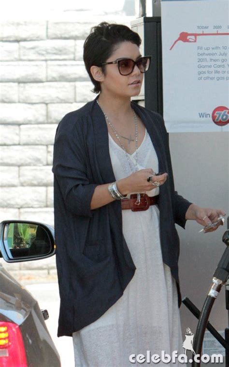 عکسهای جدید ونسا هاجنز در حال بنزین زدن در پمپ بنزینی در وست هالیوود سلب فا