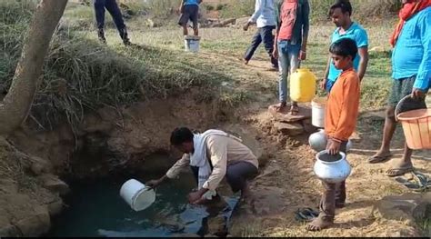 पानी की समस्या से जूझ रहे ग्रामीणों ने चुआंड का पानी पीकर बिता रहे जीवन