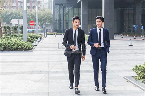 비즈니스 남성 두 명이 대화를 나누고 있습니다 사람 남자 사람들