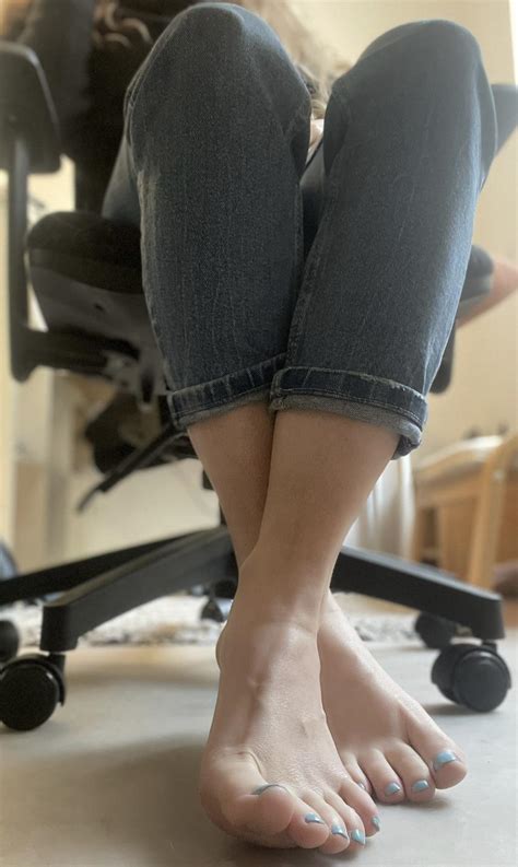 Massage My Feet While I Work 😌 R Verifiedfeet