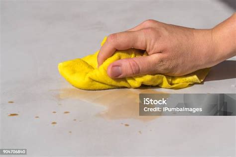 청소 하는 여자의 손을 노란색 바닥 천 행 주를 시멘트 바닥에 물을 흘 렸 어 0명에 대한 스톡 사진 및 기타 이미지 0명
