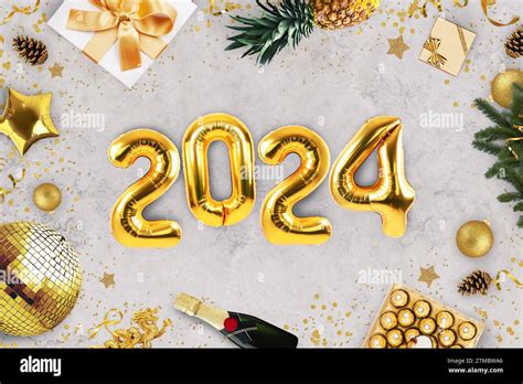 Capodanno Idea Creativa Le Palloncini Dorati Si Trovano Su Un Tavolo Grigio In