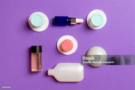 색깔의 배경으로 여행하기위한 작은 병 의 그룹 아이디어를 위한 공간을 복사합니다 화장품의 플랫 레이 조성 면 패드가 있는 크림 용기의 최고 전망 0명에 대한 스톡 사진 및