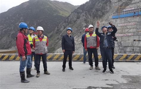 【图片新闻】曾思凯在叶巴滩项目进行安全检查