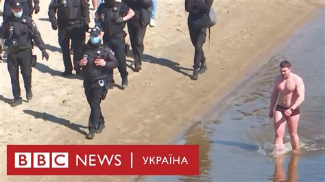 Чоловік вплав проривався до спортмайданчика у Гідропарку - YouTube