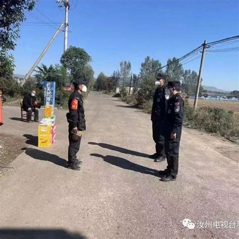 他强忍着失去亲人的悲痛，在值勤卡点上默默坚守彭军峰母亲疫情