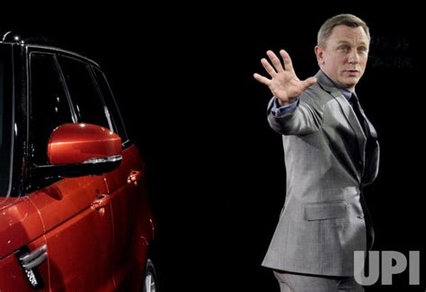 Photo Daniel Craig Unveils New Range Rover Sport Nyp20130326141