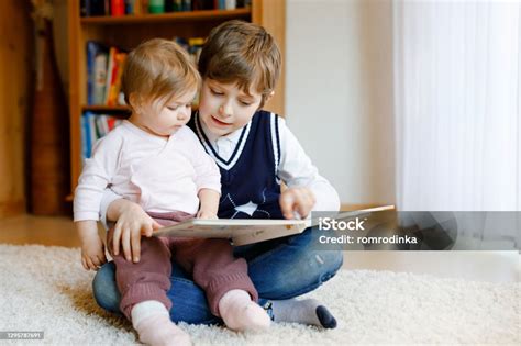 어린 유아 아기 소녀를위한 책을 읽는 학교 아이 소년 두 형제는 함께 앉아 책을 읽습니다 사랑에 아름 다운 사랑 스러운 가족