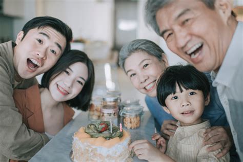 아시아 의 할아버지 축하 손자 생일 들고 스마트폰 촬영 셀카 사진 그의 가족 에서 거실 생일에 대한 스톡 사진 및 기타 이미지
