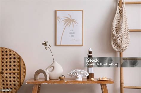 나무 벤치 가구 모형 포스터 프레임 대나무 사다리 꽃병에 담긴 꽃 장식 및 개인 액세서리가 있는 화창하고 아늑한 거실 인테리어 세련된 가정 장식 템플렛 해변에 대한 스톡