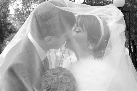 무료 이미지 사람 검정색과 흰색 여자 화이트 사진술 축하 애정 꽃다발 헌신 어린이 단색화 혼례 웨딩 드레스 동맹 마리 행복 겉옷 노동 조합