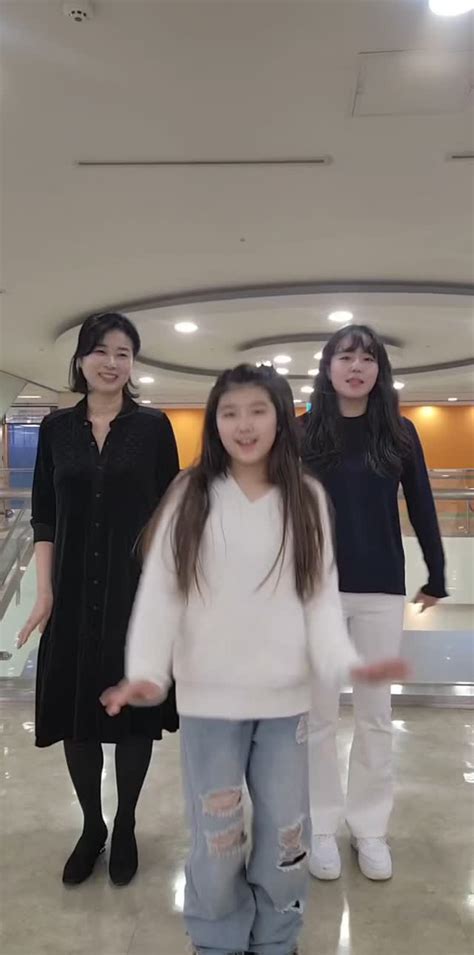 안녕 스친이들~ 나는 3일차 쓰린이야😆 그런데 벌써 200명이나 모였어🤗 꺄🤩고마워 난 원래 호텔리어인데 이제 시니어모델로 인생 2막 준비중이얌~ 참고로 난 50대야😆