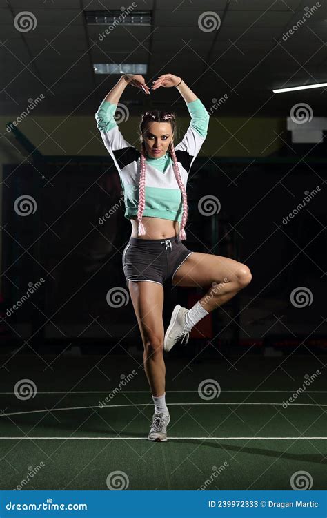 Mujer En Ropa Deportiva Haciendo Ejercicio En El Gimnasio Imagen De