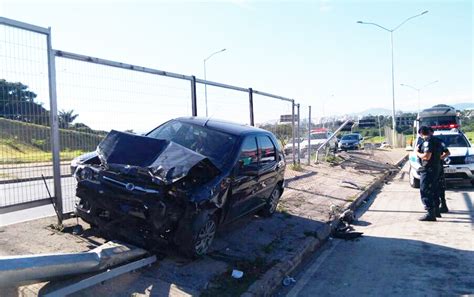 Motorista suspeita de embriaguez bate em grade de proteção da