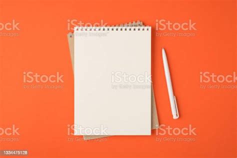 빈 공간이있는 고립 된 선명한 주황색 배경에 미리 알림과 흰색 펜의 상단 보기 사진 알림목록에 대한 스톡 사진 및 기타 이미지