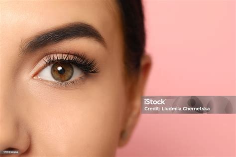 분홍색 배경에 긴 속눈썹을 가진 아름다운 젊은 여성 텍스트를 위한 공간 속눈썹에 대한 스톡 사진 및 기타 이미지 속눈썹 25 29세 건강한 생활방식 Istock