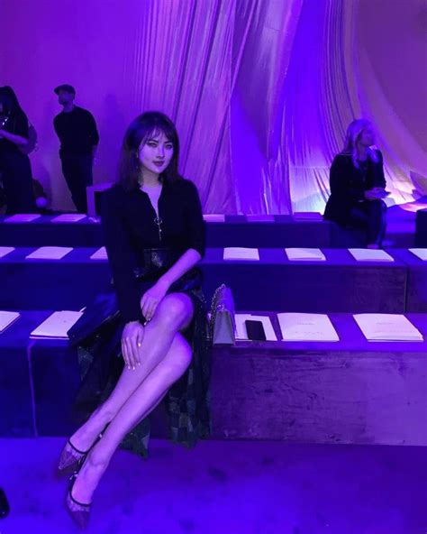 任正非小女儿姚安娜巴黎看秀，穿高定礼服秀美腿，气质堪比明星 路饭网