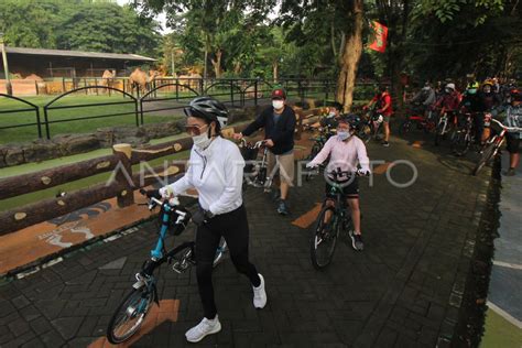 BERSEPEDA DI KEBUN BINATANG SURABAYA ANTARA Foto