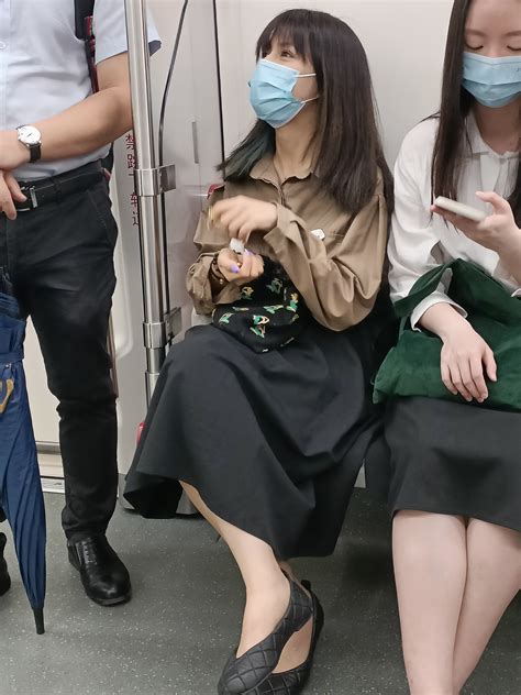 晚安 On Twitter 地铁 好久没发她了 脚踝真好看 U6tnigze2i Twitter