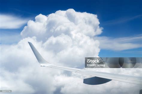 부드러운 구름과 비행기 날개를 추상적인 배경으로 하는 아름다운 푸른 하늘 비행기 창문에서 바라본 조감도 여행 개념 0명에 대한 스톡 사진 및 기타 이미지 Istock