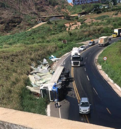 Atenção caminhão tomba e espalha óleo pela BR 381 próximo à Ponte