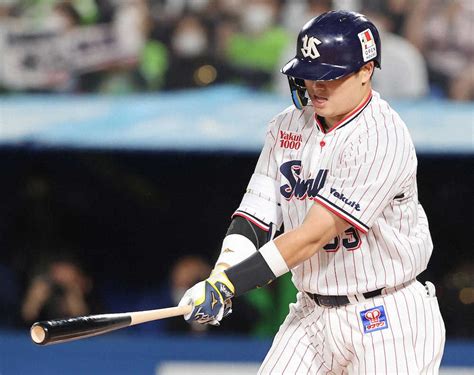 ＜ヤ・オ＞11回、村上は空振り三振に倒れ、悔しがる（撮影・椎名 航） ― スポニチ Sponichi Annex 野球
