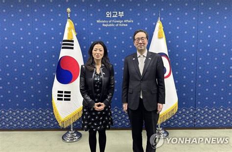 기념 촬영하는 이준일 북핵외교기획단장