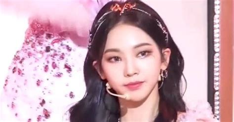 한쪽 무릎 꿇는 카리나 꿀벅지