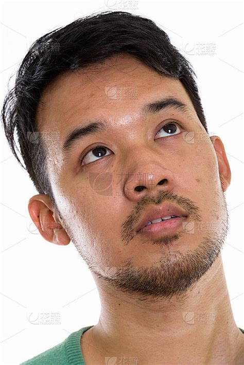 亚洲年轻人的脸一边抬头一边思考