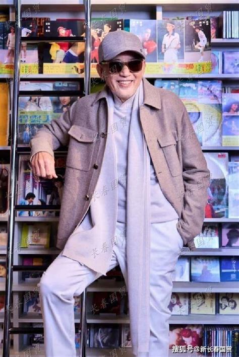 秦漢罕見露面氣質儒雅風度翩翩77歲帥氣依舊 中國人線上看