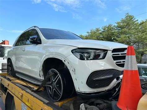 國道驚魂！貨車行駛中配重箱鐵片掉落 賓士車閃避不及慘受損 生活 Nownews今日新聞