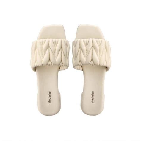 Шлепанцы Miu Miu Самые популярные модели купить с доставкой по выгодным ценам в интернет