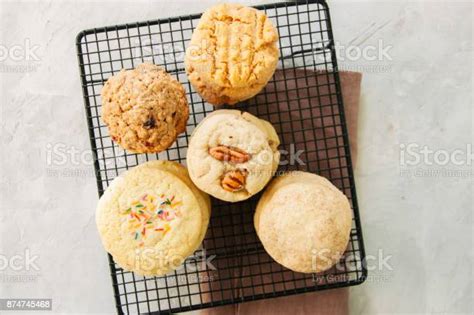 그물 선반에 축제 쿠키의 집합입니다 땅콩 버터 치즈 아몬드 피칸 오트밀 Snickerdoodle 라운드 비스킷 최고의 볼 수