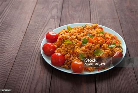 나무 배경에 파란색 접시에 졸로피 쌀 토마토와 고추 아프리카의 국가 요리 건강한 생활방식에 대한 스톡 사진 및 기타 이미지