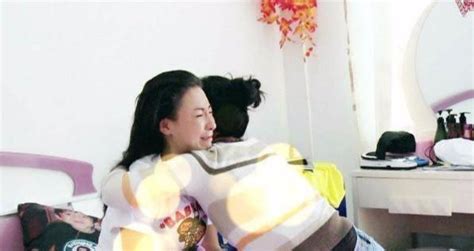 張栢芝帶兒子會友，現身破三子謠言？手腕上的膠帶引焦點！ 每日頭條