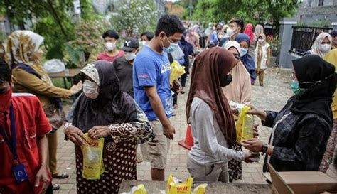 Ratusan Warga Rela Antre Panjang Demi Minyak Goreng Rp14 000 Per Liter